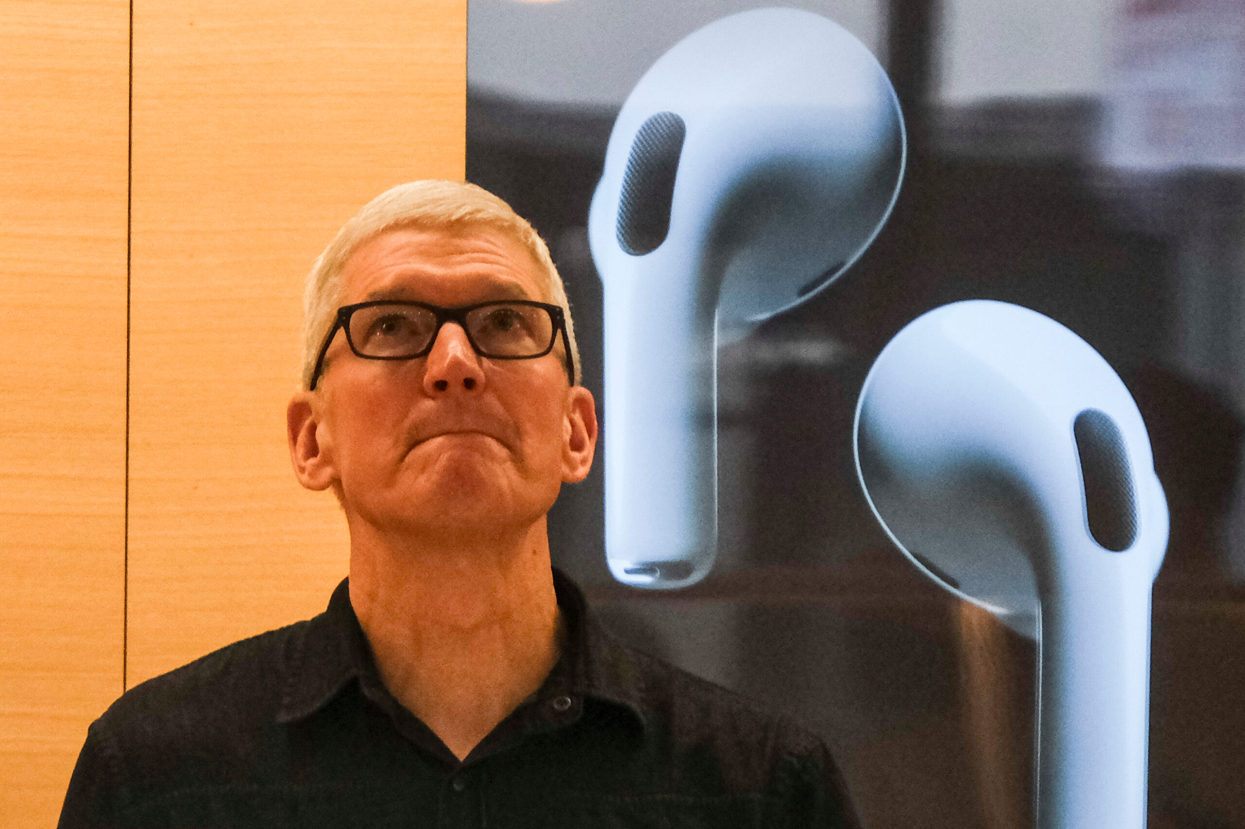 Tim Cook Meets Chinese Officials, Promises to Deepen Apple’s Local ...