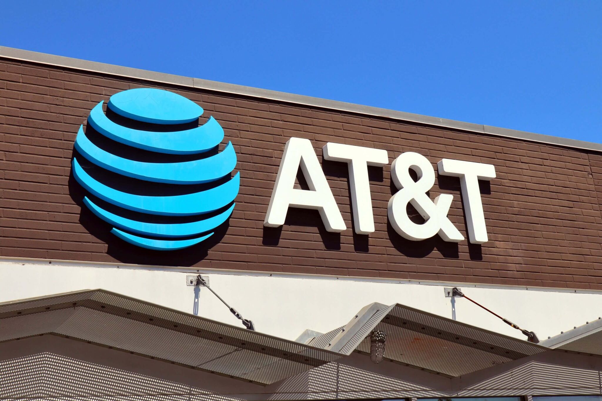 AT&T (T) Stock: Telecom Sector Falls Behind Despite Dow Breakout ...