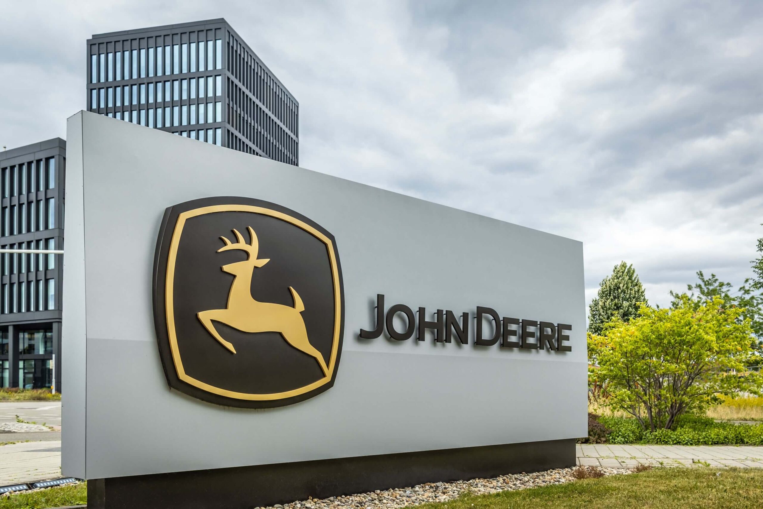 Deere & Company (DE) Stock Hits All-Time High After Earnings Beat and ...