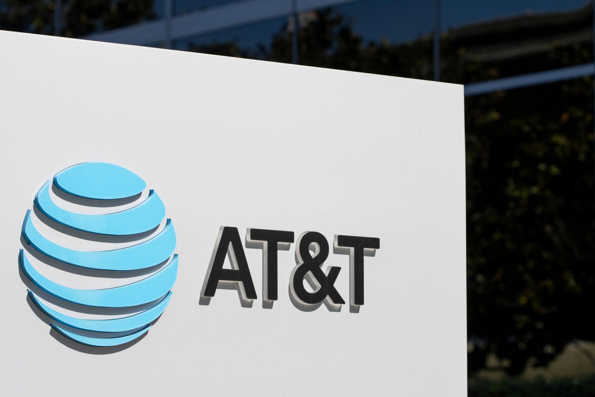 AT&T (T) Stock: Climbs on Edge AI and IoT Push - Parameter