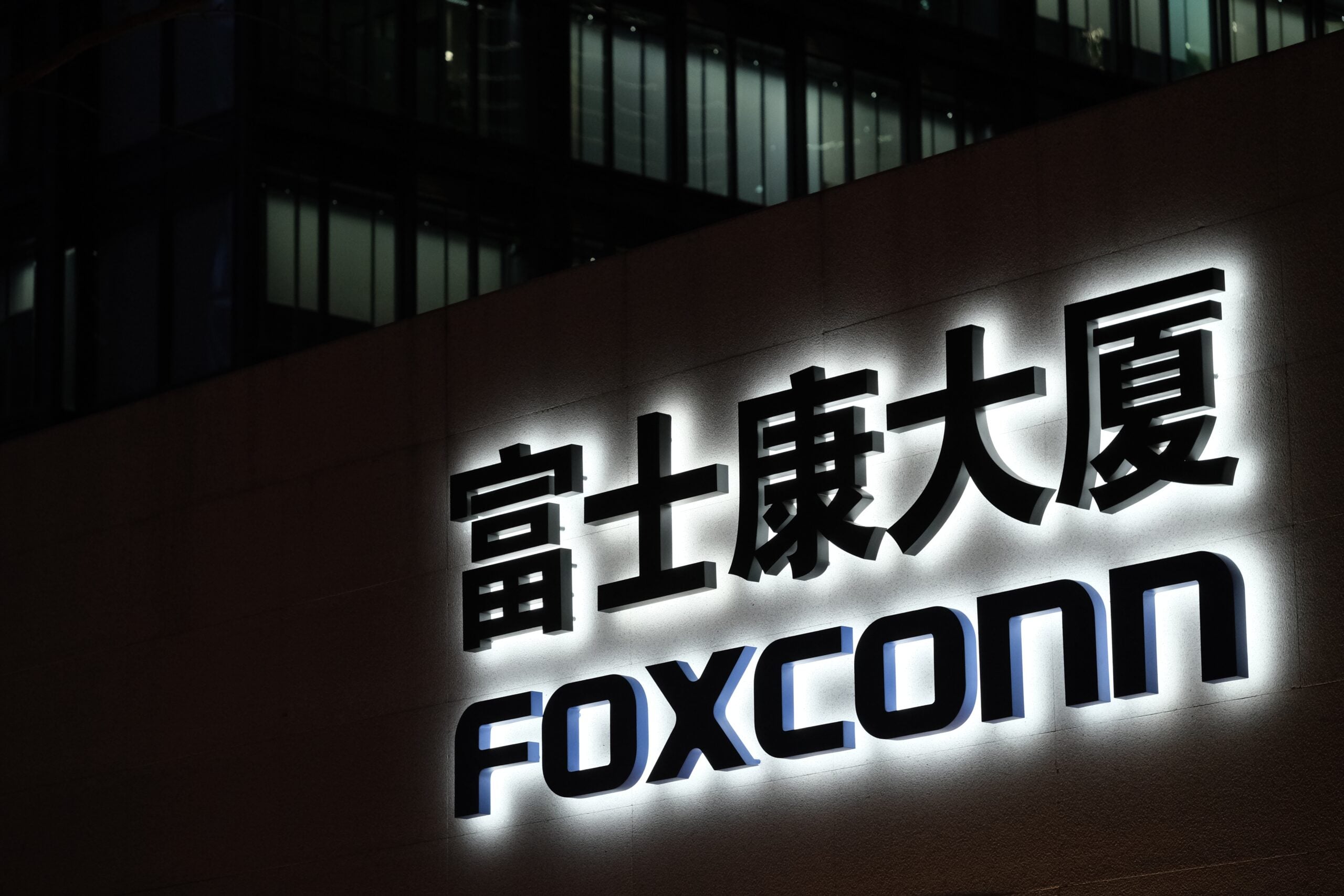 Foxconn (2317.TW) Shares Slide Despite Record AI Server Revenue in Q4 ...